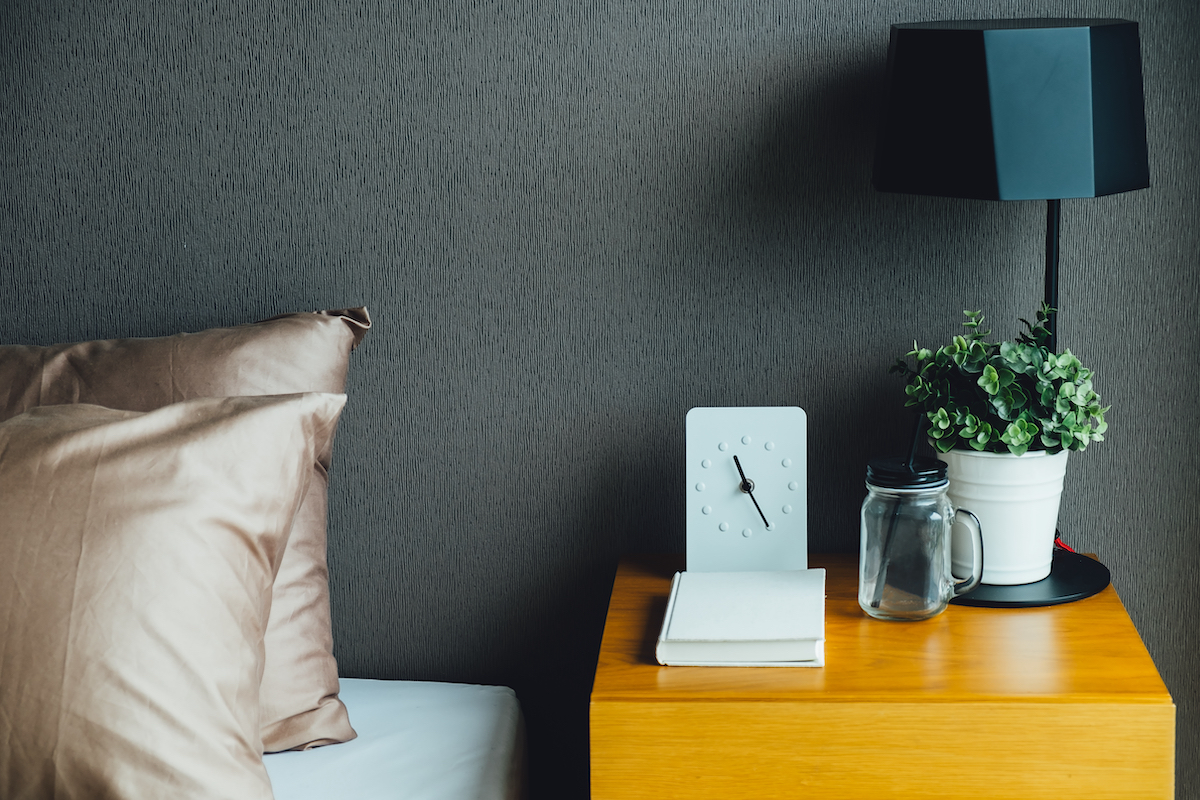 5 moduri de a decora cu stil noptiera din dormitor